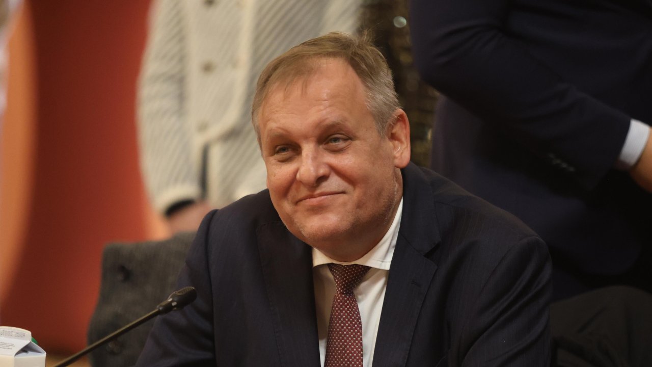 След осем години начело на ВАС: Чолаков отстъпи мястото на Чернева ...