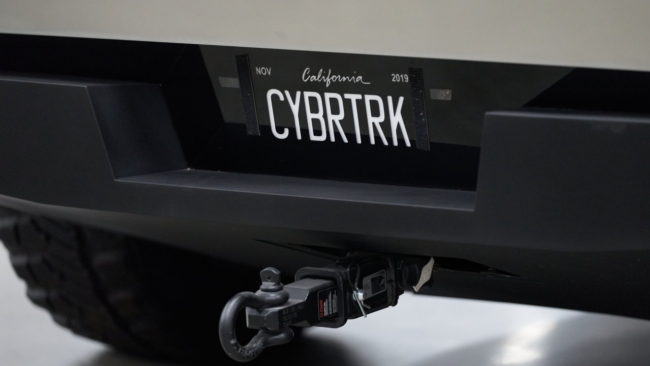 Шофьор потопи Tesla Cybertruck в езеро, докато тества режим за вода ...