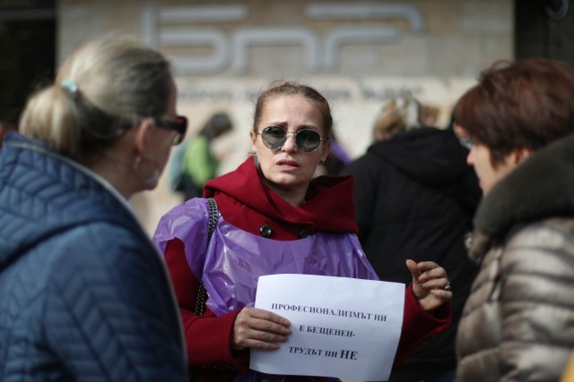 1000 лв са просто мираж Служители в БНР на протест за по високи